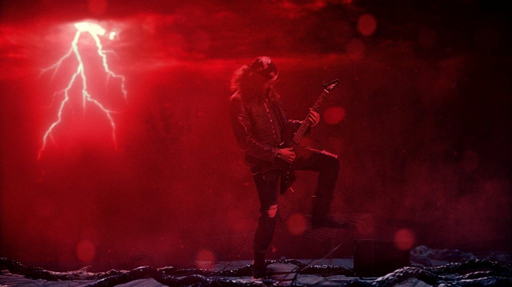 Stranger Things: escena de Eddie Munson tocando Master of Puppets